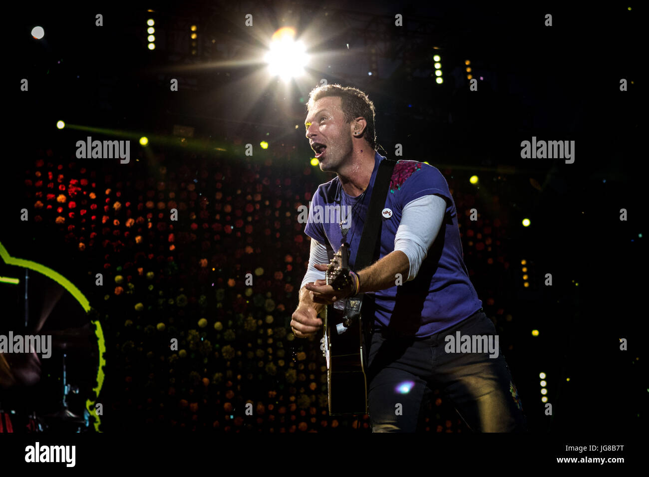 Guitarist johnny buckland hi-res stock photography and images - Alamy