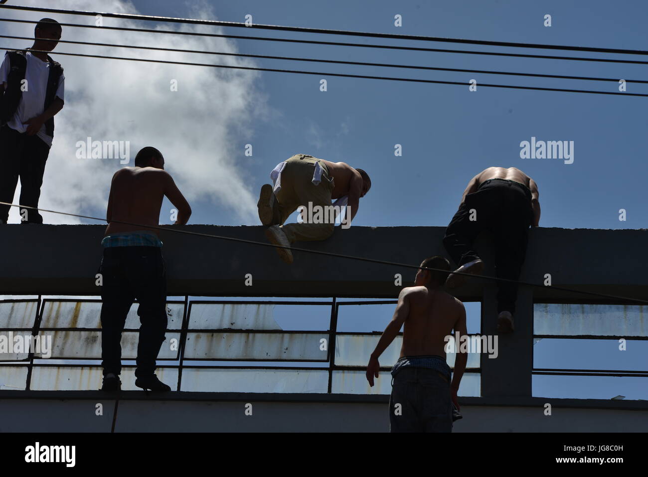 Guatemala City, Guatemala. 3rd July, 2017. Prisoners climb up a wall at ...