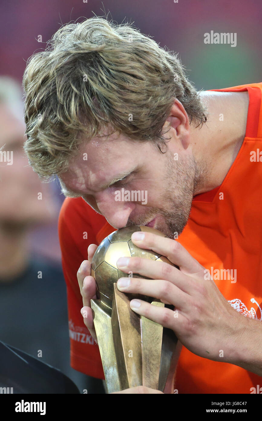 Dirk nowitzki trophy hi-res stock photography and images - Alamy