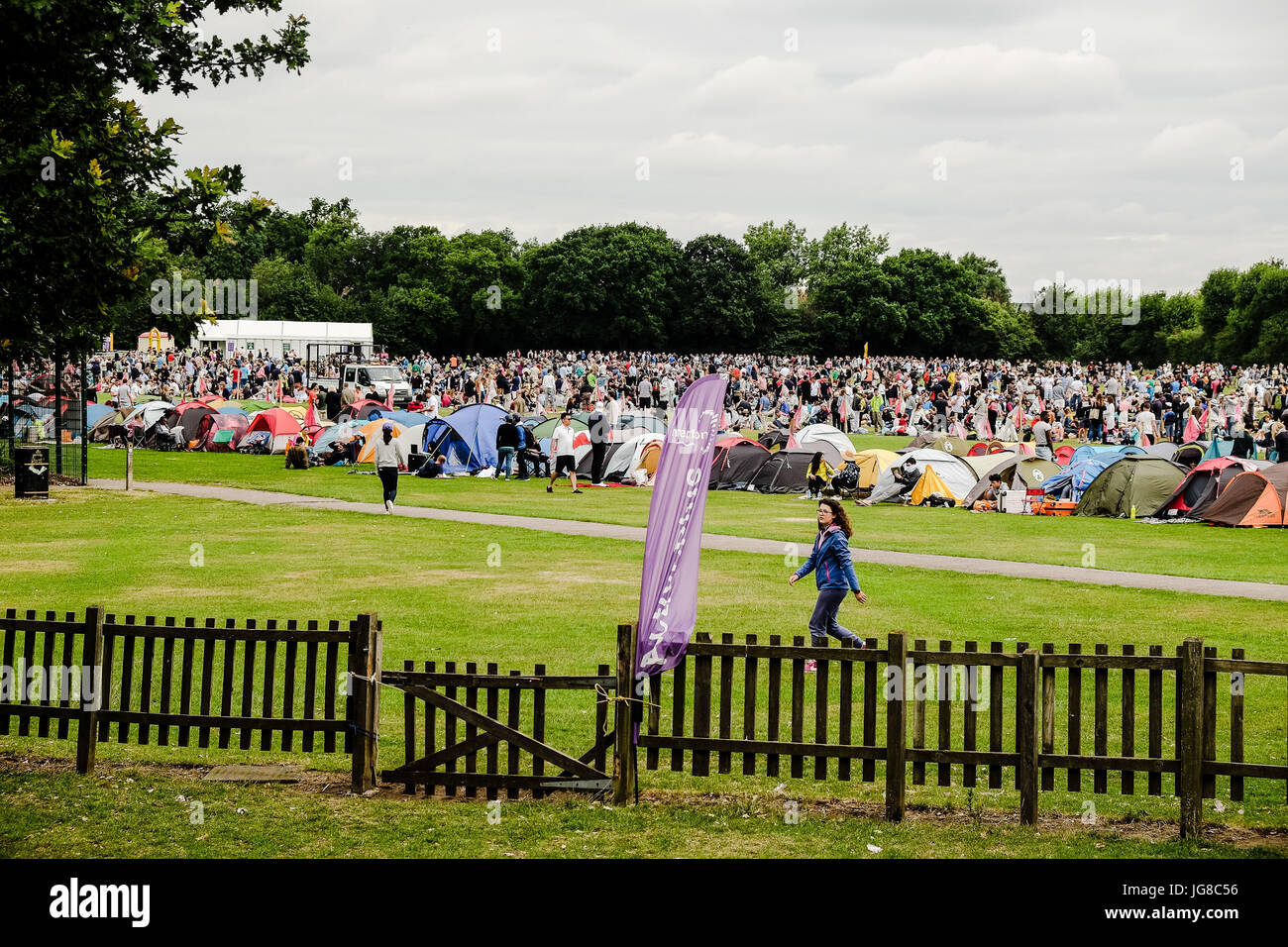 London, UK, 4th July 2017: People queuing for the Wimbledon Tennis ...