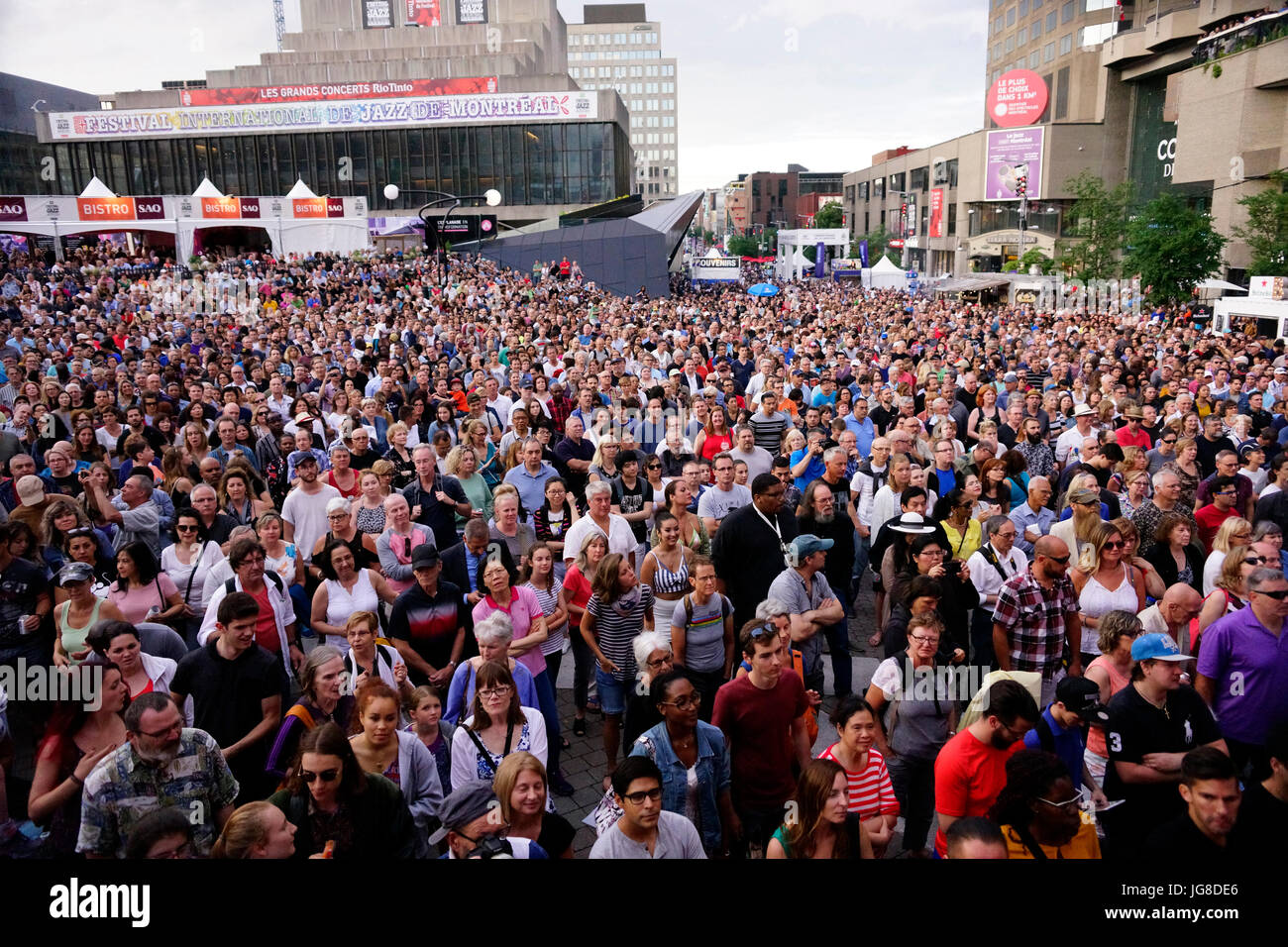 Crowd of people listening to Jazz singer Dawn Tyler Watson at the ...