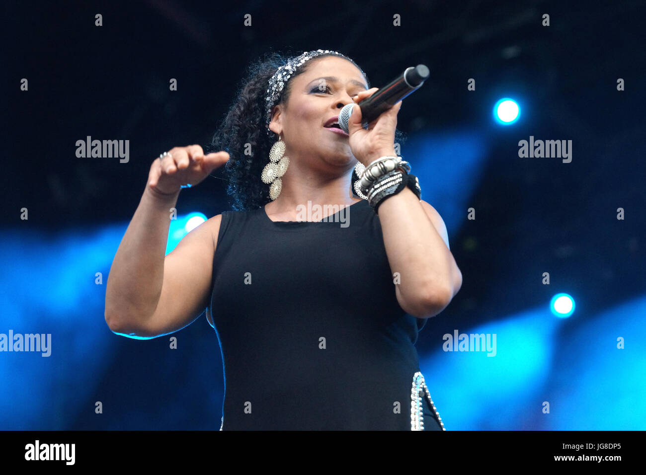 Crowd of people listening to Jazz singer Dawn Tyler Watson at the ...
