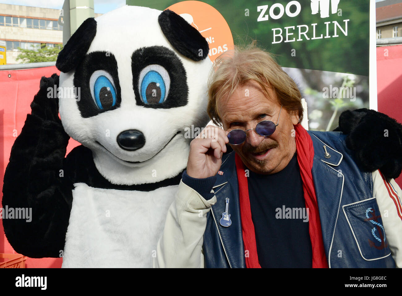 Berlin, Germany. 04th July, 2017. Singer Frank Zander poses together ...