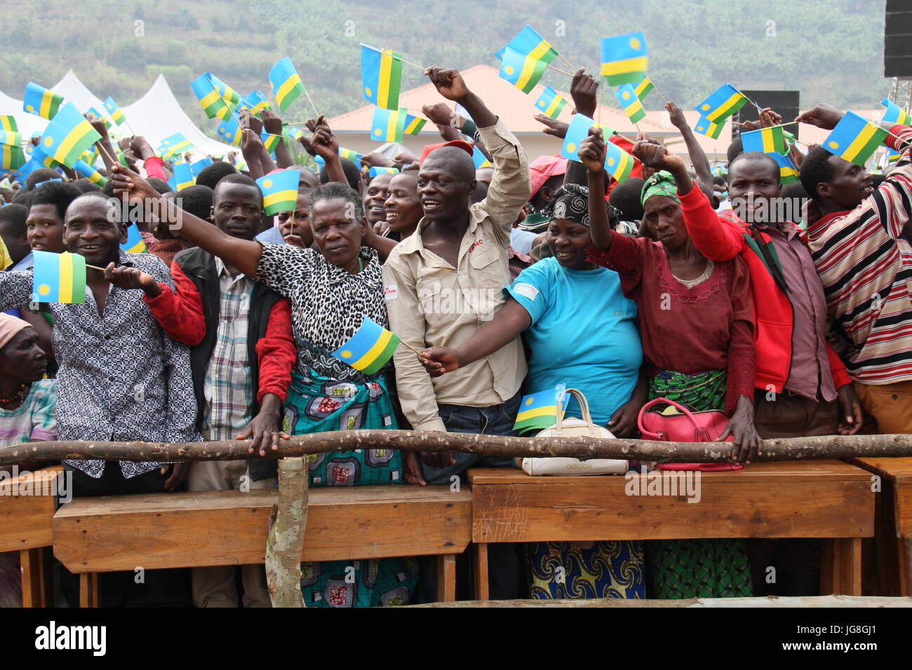 (170704) -- NYABIHU (RWANDA), July 4, 2017 (Xinhua) -- Rwandan people ...