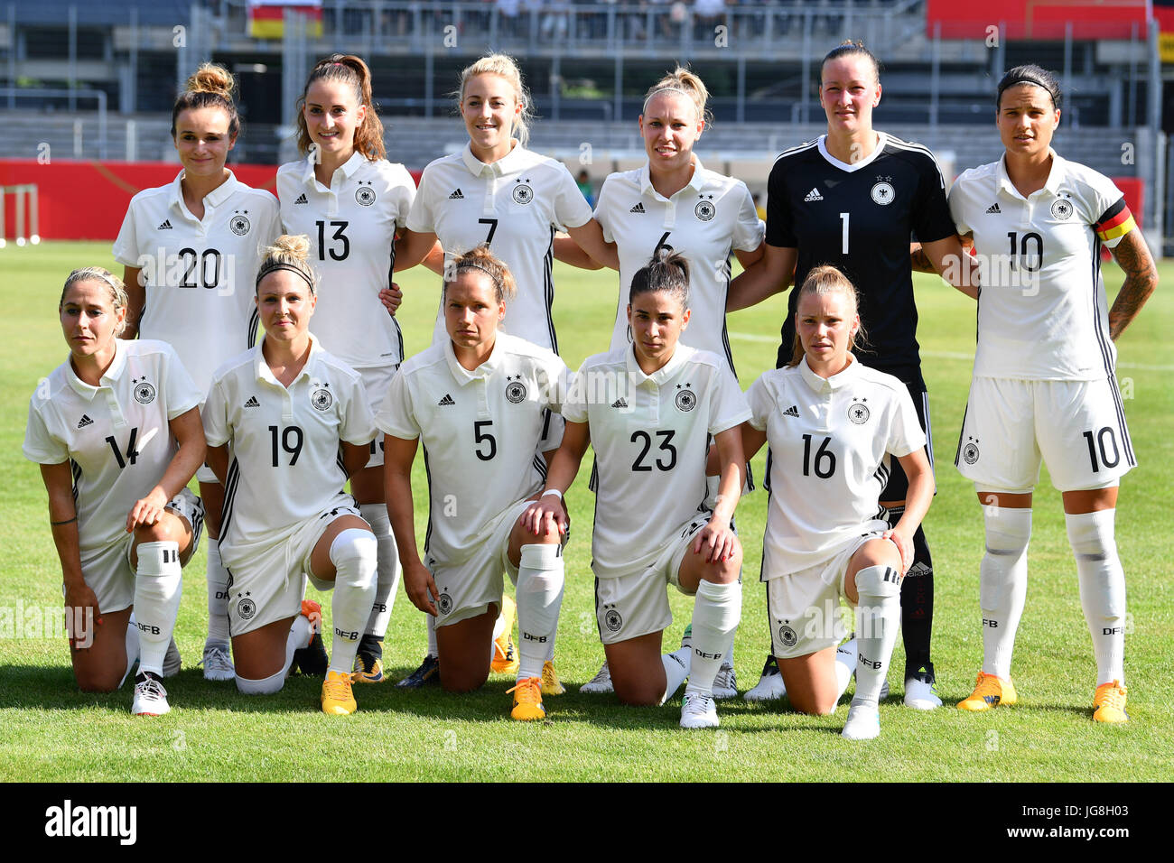 The German national team - Anna Blässe (L-R), Lina Magull, Svenja Huth ...
