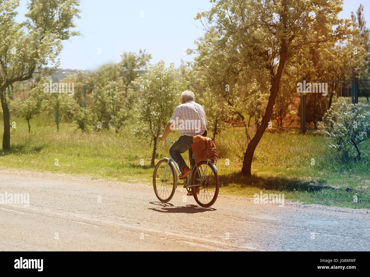 Family cycle rides hi-res stock photography and images - Alamy