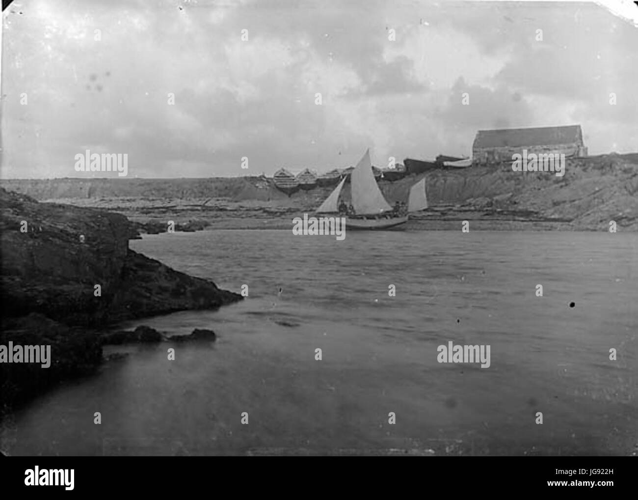 Landing ship docks hi-res stock photography and images - Alamy
