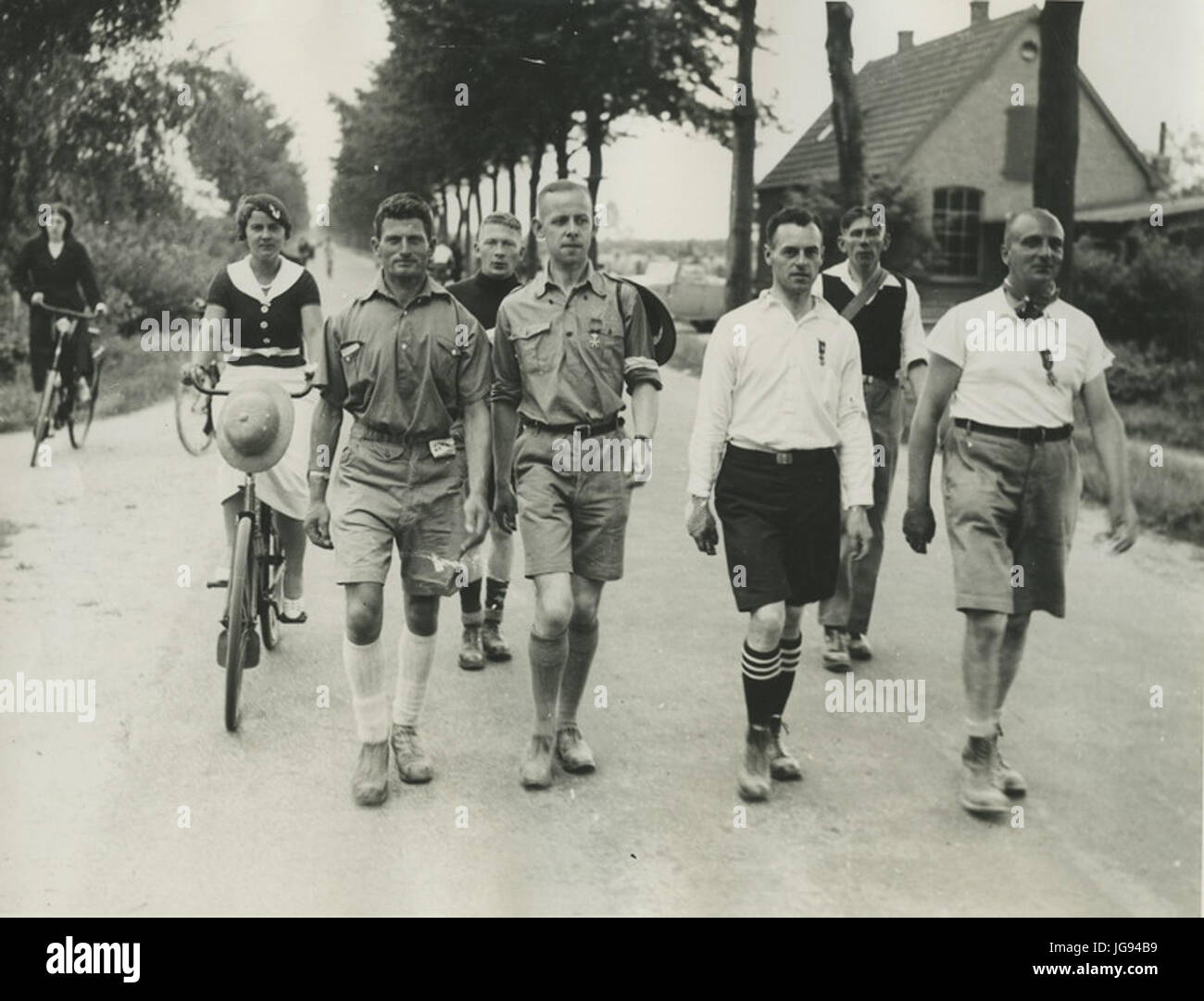 Zes burgerdeelnemers op het parcours van 55 km op de tweede dag van de ...