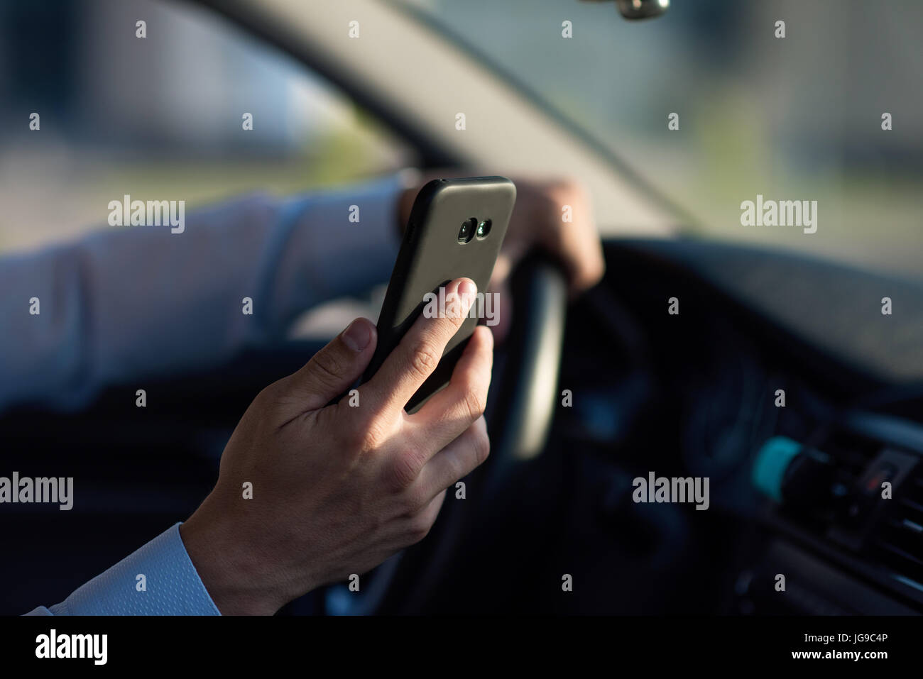 talking on the phone while driving Stock Photo - Alamy