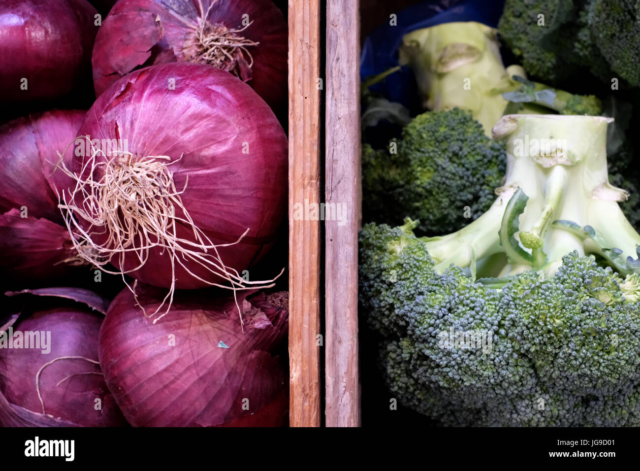 Boxes of red onions and brocolli Stock Photo - Alamy