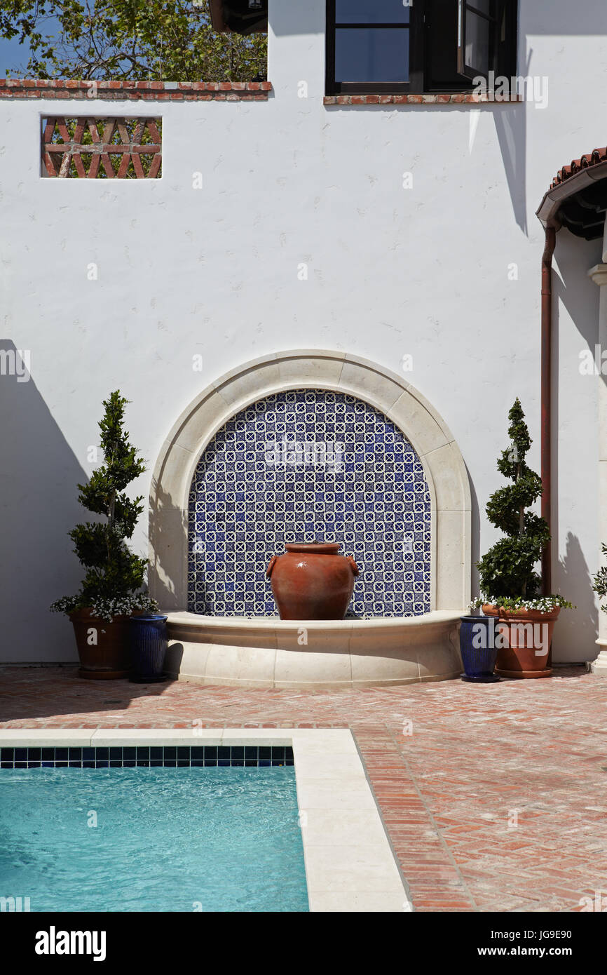 Courtyard traditional spanish colonial house hi-res stock photography ...