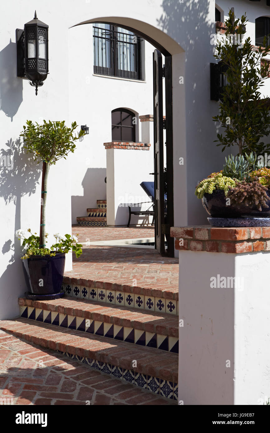 Courtyard traditional spanish colonial house hi-res stock photography ...