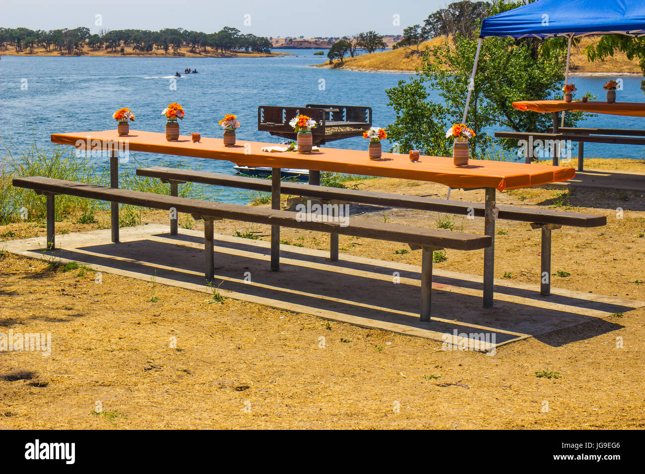 Lakeside picnic tables hi-res stock photography and images - Alamy