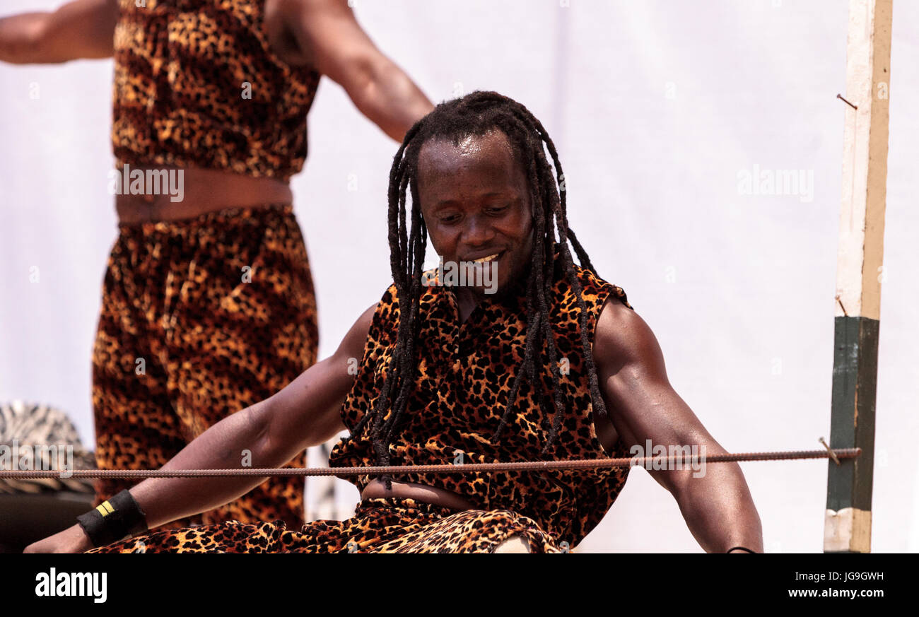 Acrobatic performance hi-res stock photography and images - Alamy
