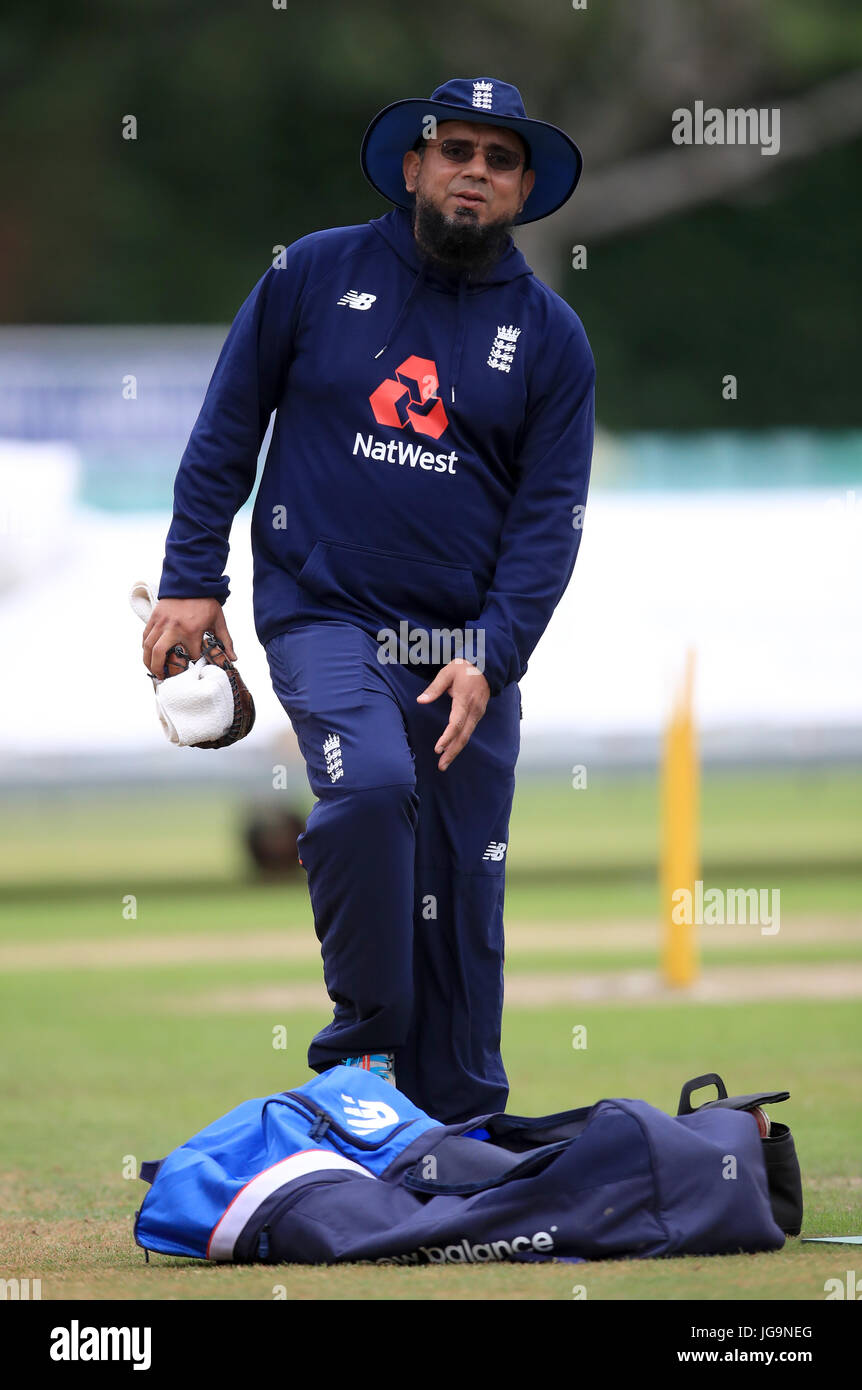Bowling mushtaq hi-res stock photography and images - Alamy