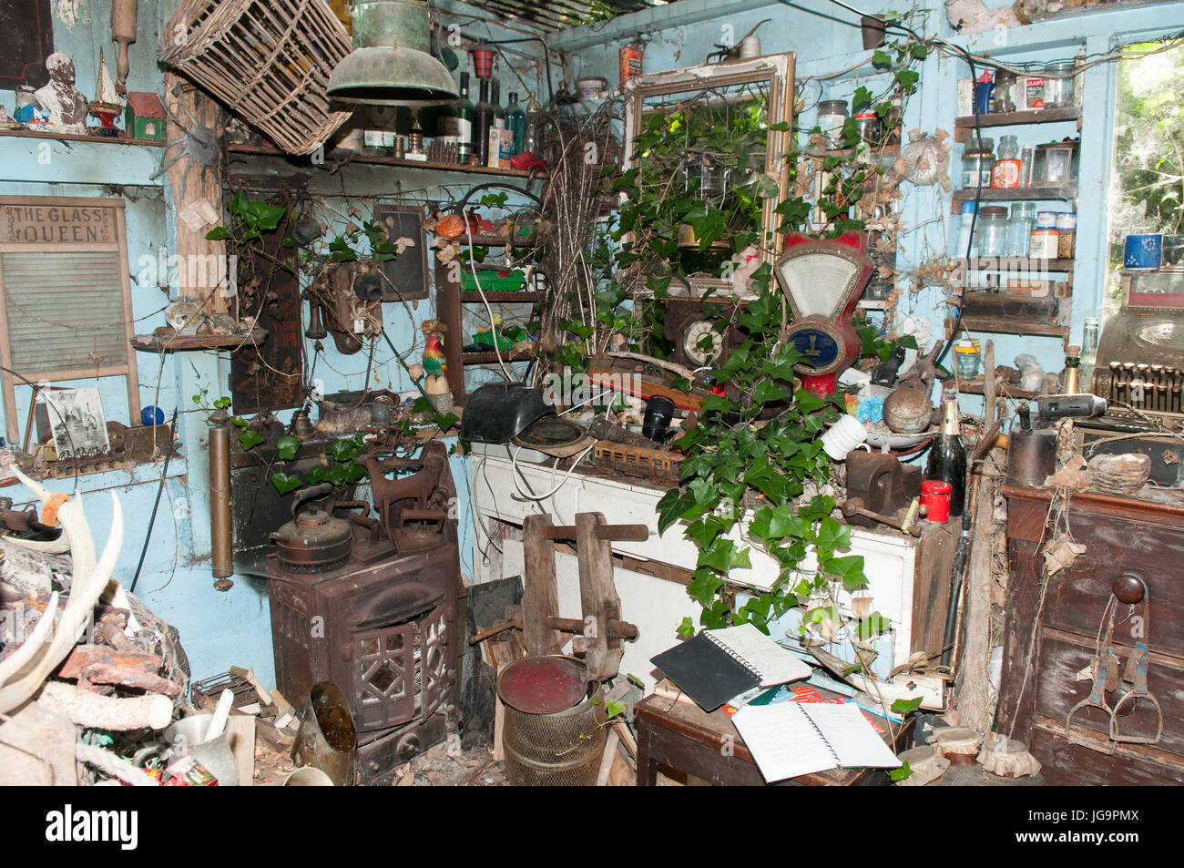 Messy workshop hi-res stock photography and images - Alamy