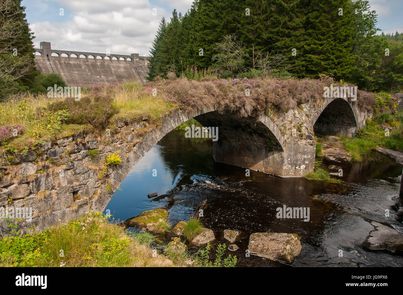 Old Edinburgh Road Bridge at Clatteringshaws Dam Stock Photo - Alamy