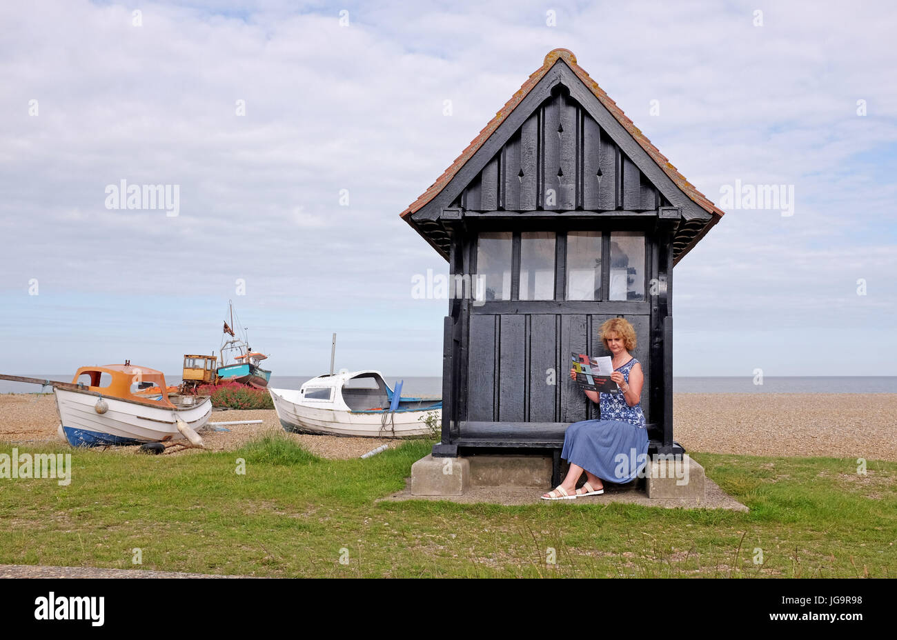 Beach alone reading hi-res stock photography and images - Alamy