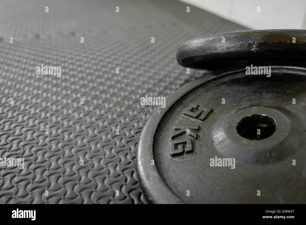 exercise weights - iron dumbbell with extra plates Stock Photo - Alamy