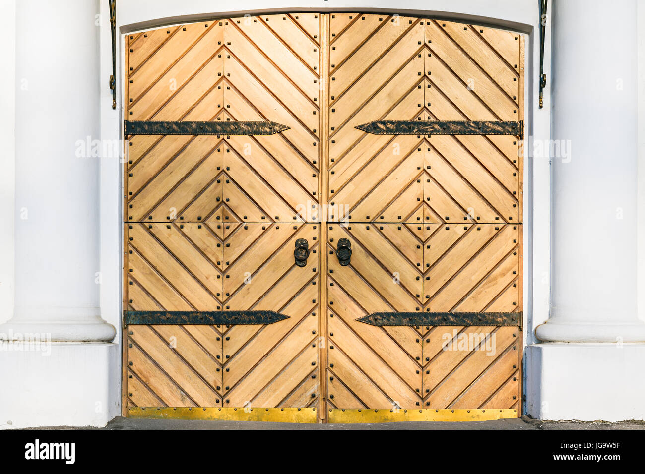 Medieval wooden gate with metal bronze hinges Stock Photo - Alamy