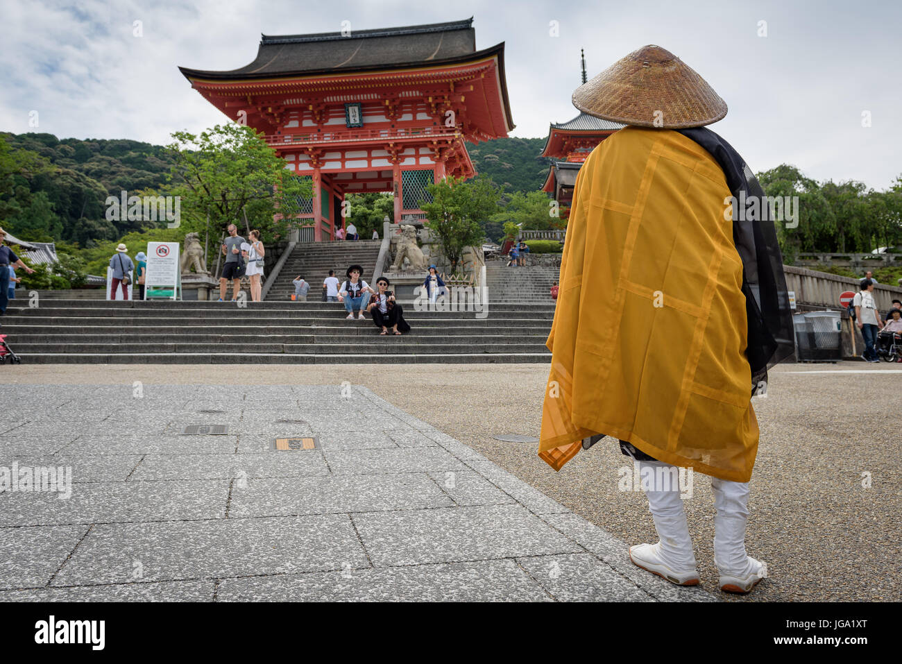 Mendicant monk in traditional clothing at Kiyomizu Dera Temple, Kyoto ...