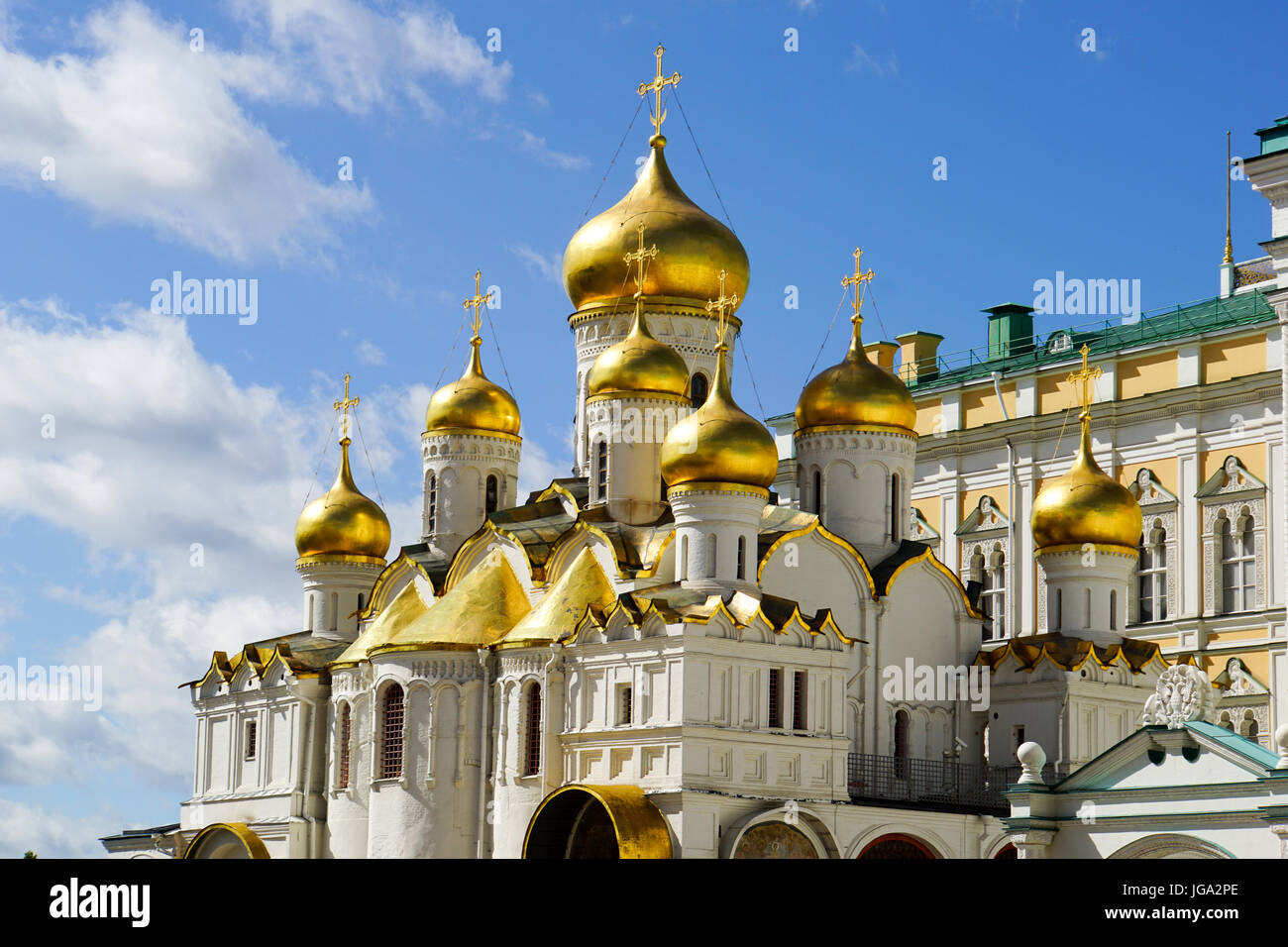 The gilded domes of the Cathedral of Annunciation, The Kremlin, Moscow ...