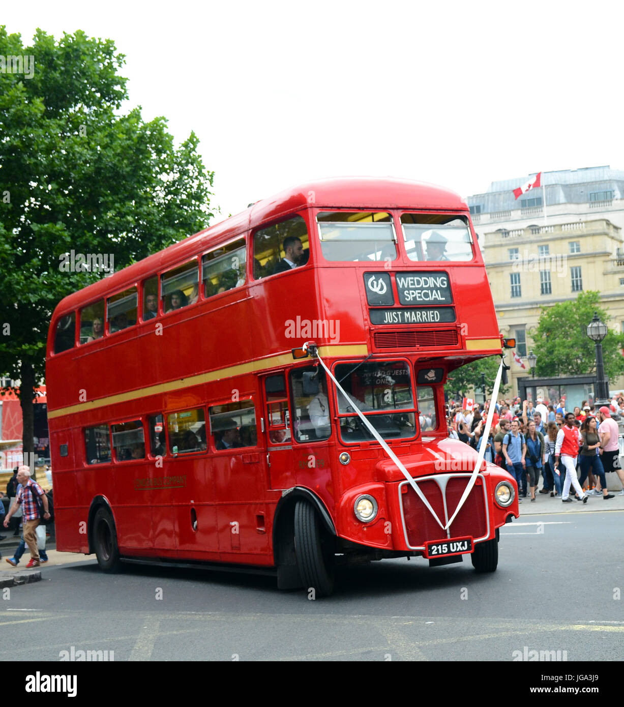 London, UK, 01/07/2017 Just married decorated special Routemaster bus ...