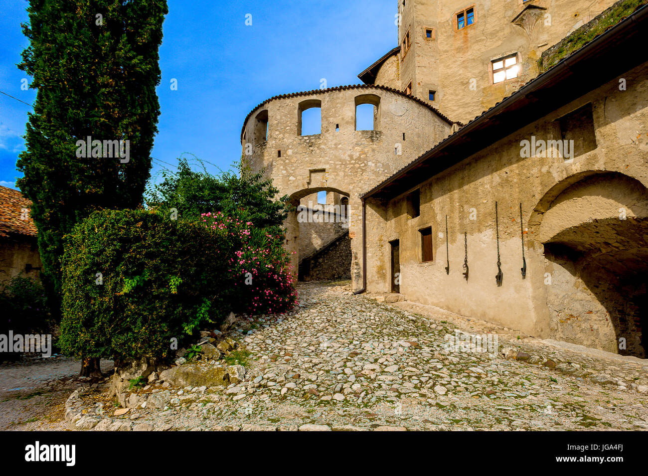 Corte medievale hi-res stock photography and images - Alamy