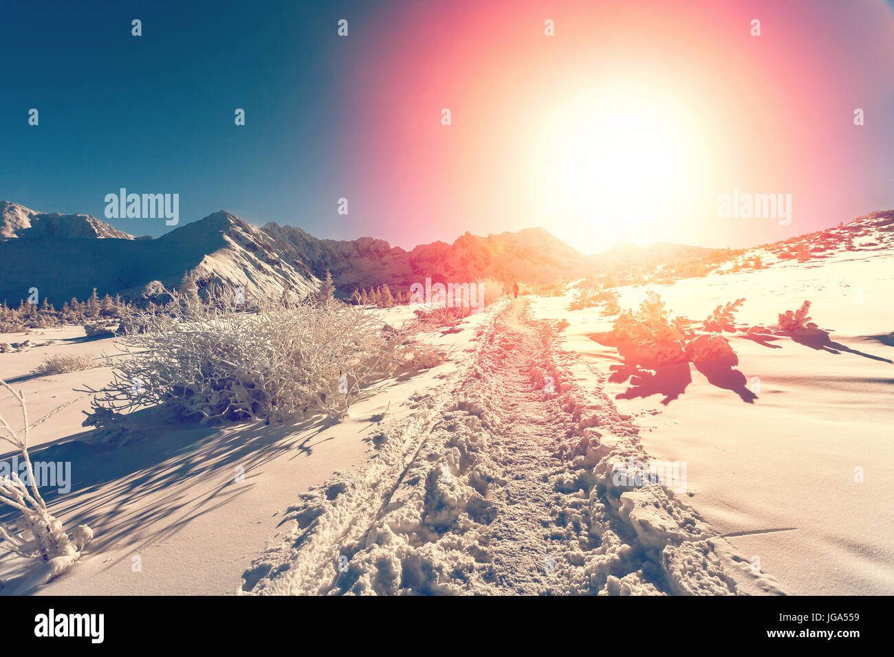 Mountain landscape setting hi-res stock photography and images - Alamy