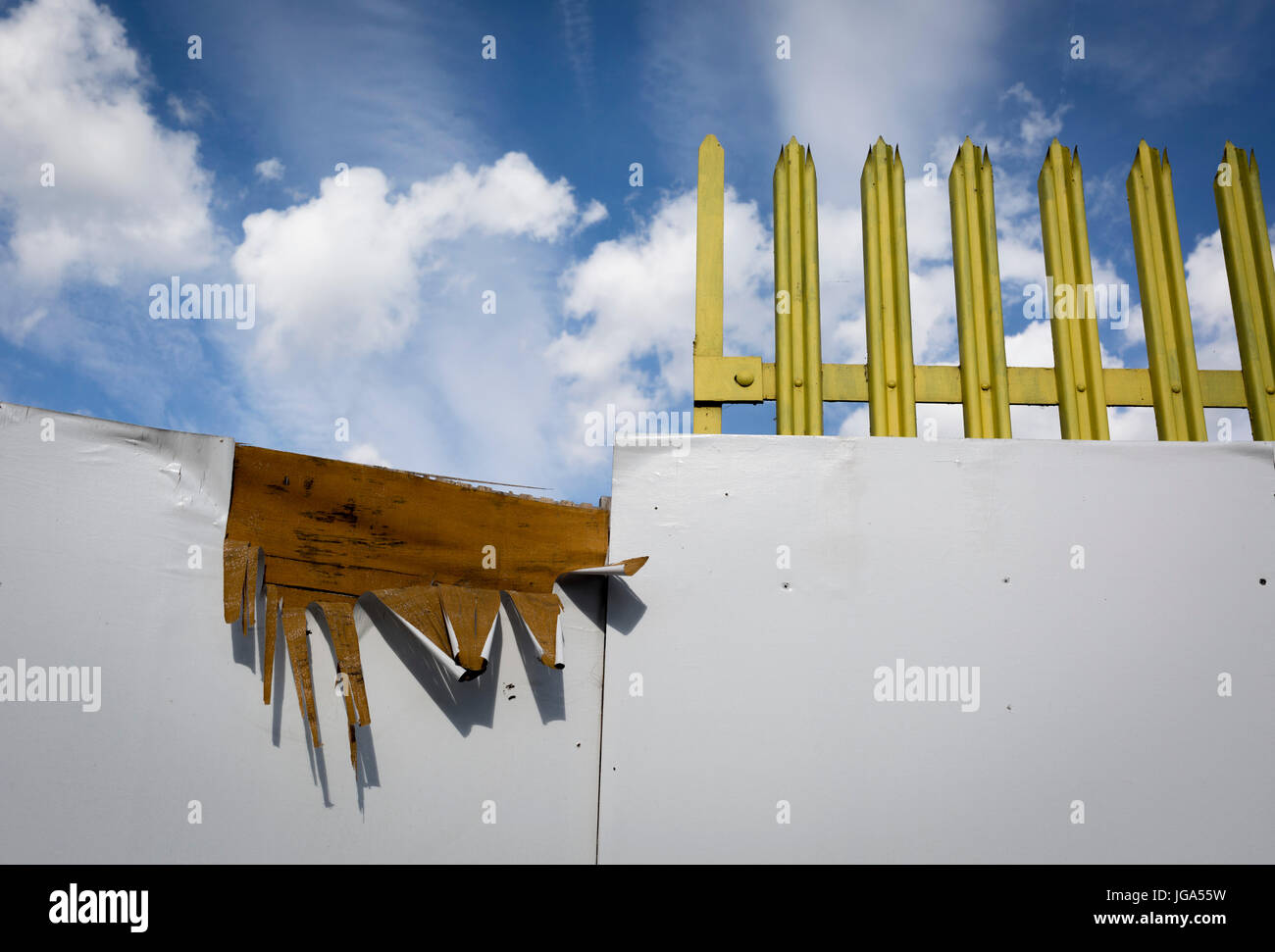 Construction site hoarding hi-res stock photography and images - Alamy