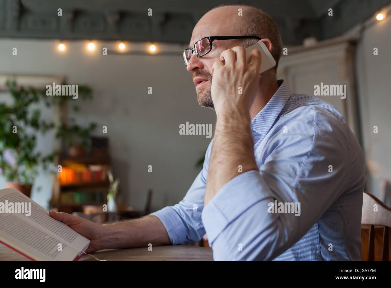 Net reading hi-res stock photography and images - Alamy