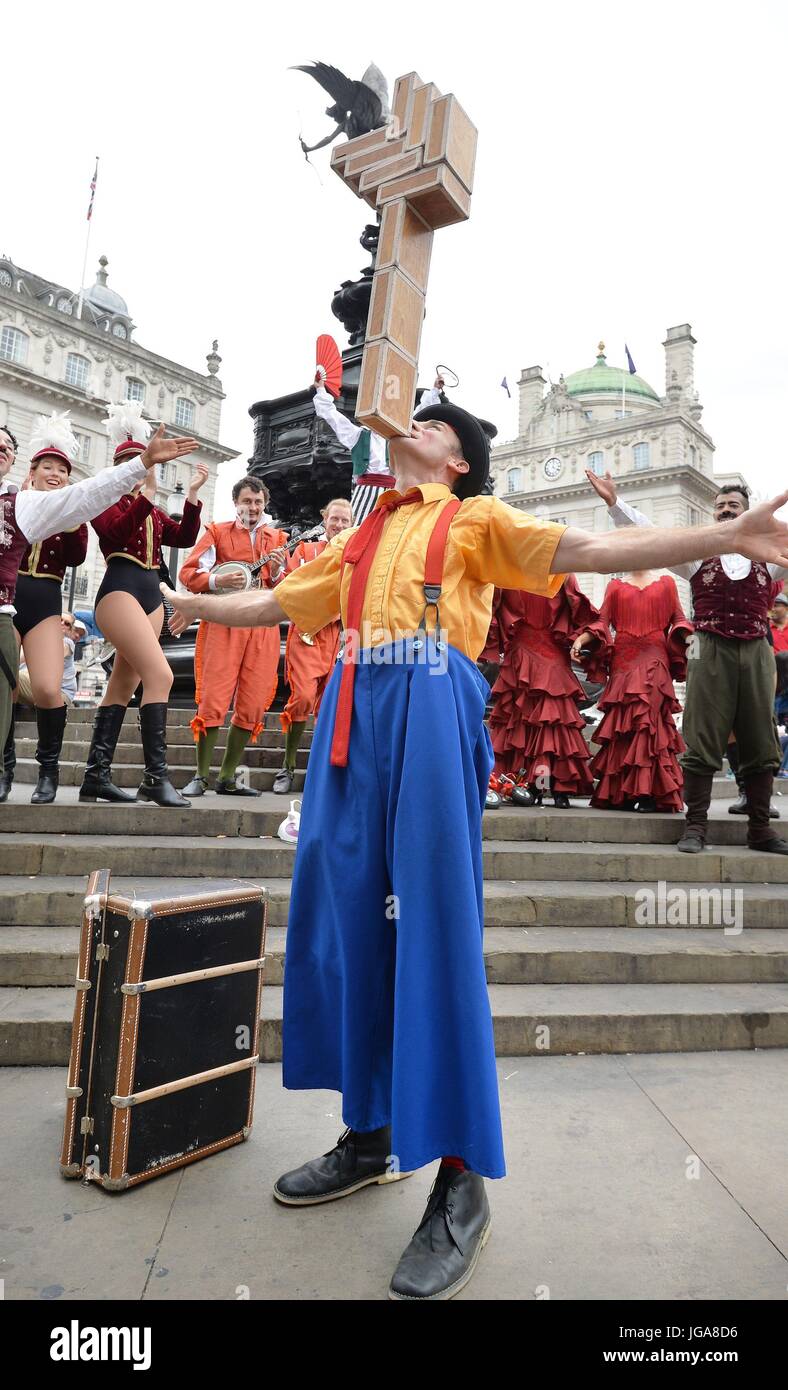 Tweedy the clown who is an Entertainer from the Gifford Circus ...