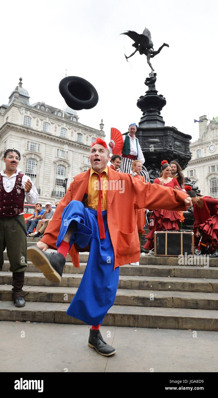 Tweedy the clown who is an Entertainer from the Gifford Circus ...