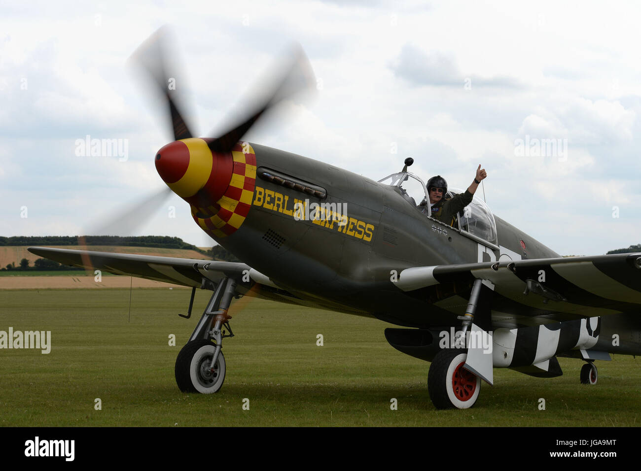 Pilot Lee Lauderback In The Cockpit Of A P 51 Mustang Berlin Express Stock Photo Alamy pilot-lee-lauderback-in-the-cockpit-of-a-p-51-mustang-berlin-express-stock-photo-alamy