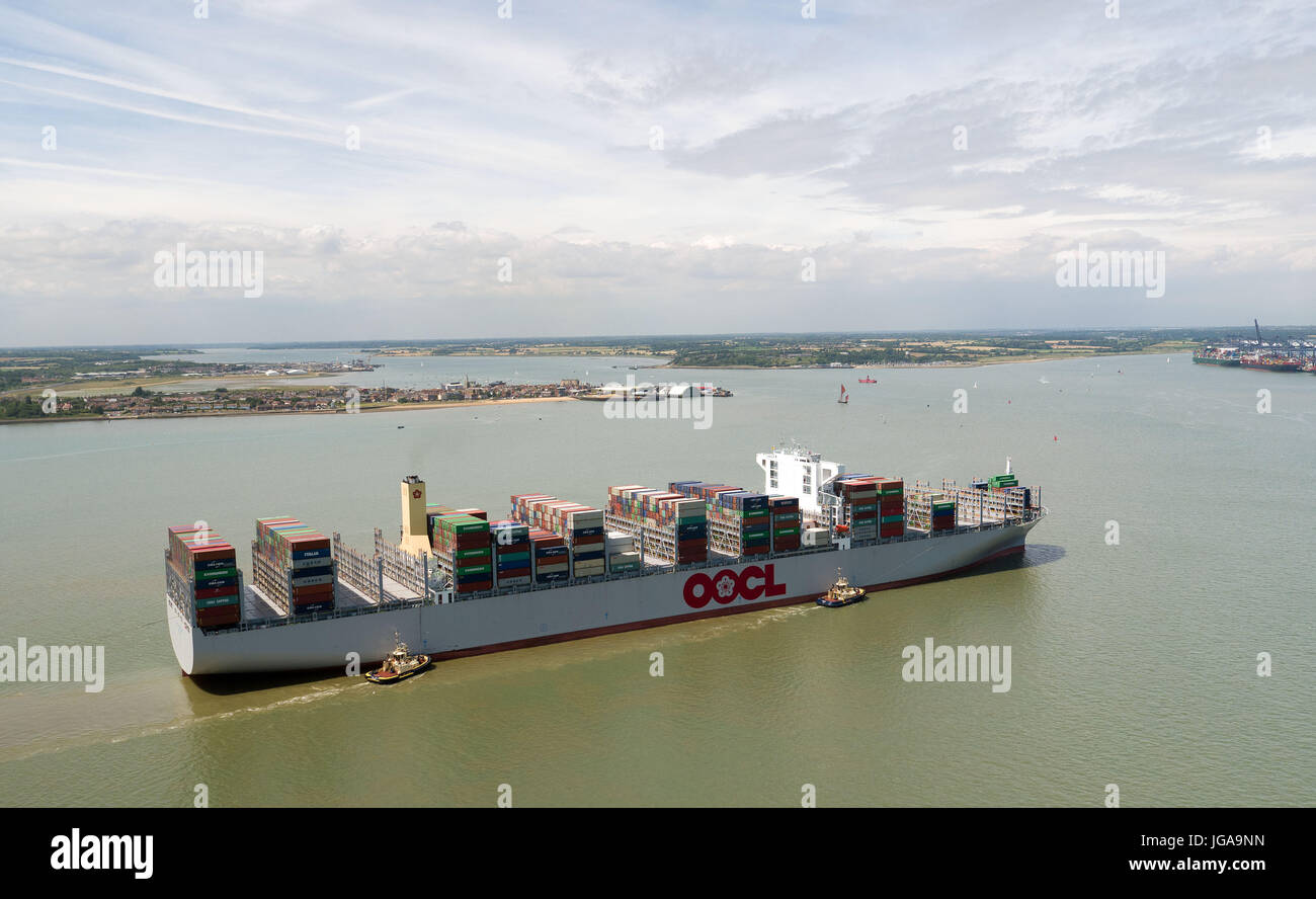 OOCL Hong Kong, the world's largest container ship, which can carry ...