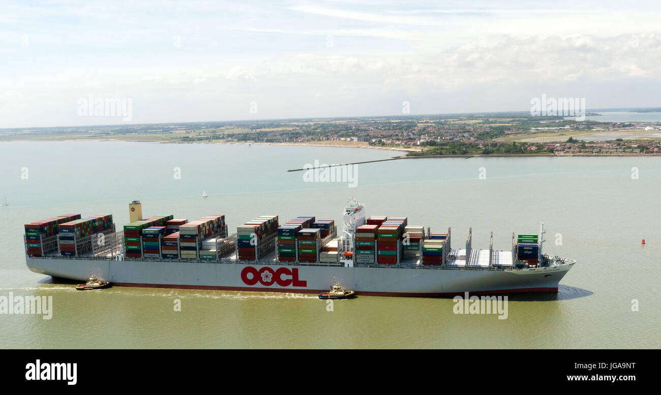 OOCL Hong Kong, the world's largest container ship, which can carry ...