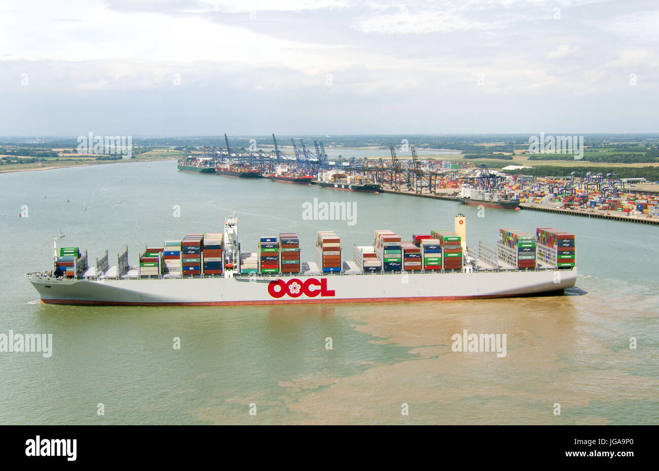 OOCL Hong Kong, the world's largest container ship, which can carry ...