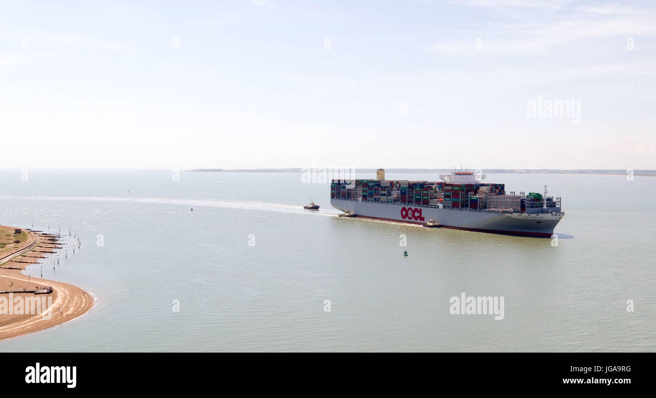 OOCL Hong Kong, the world's largest container ship, which can carry ...