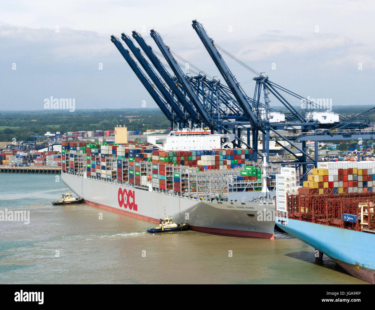 OOCL Hong Kong, the world's largest container ship, which can carry ...