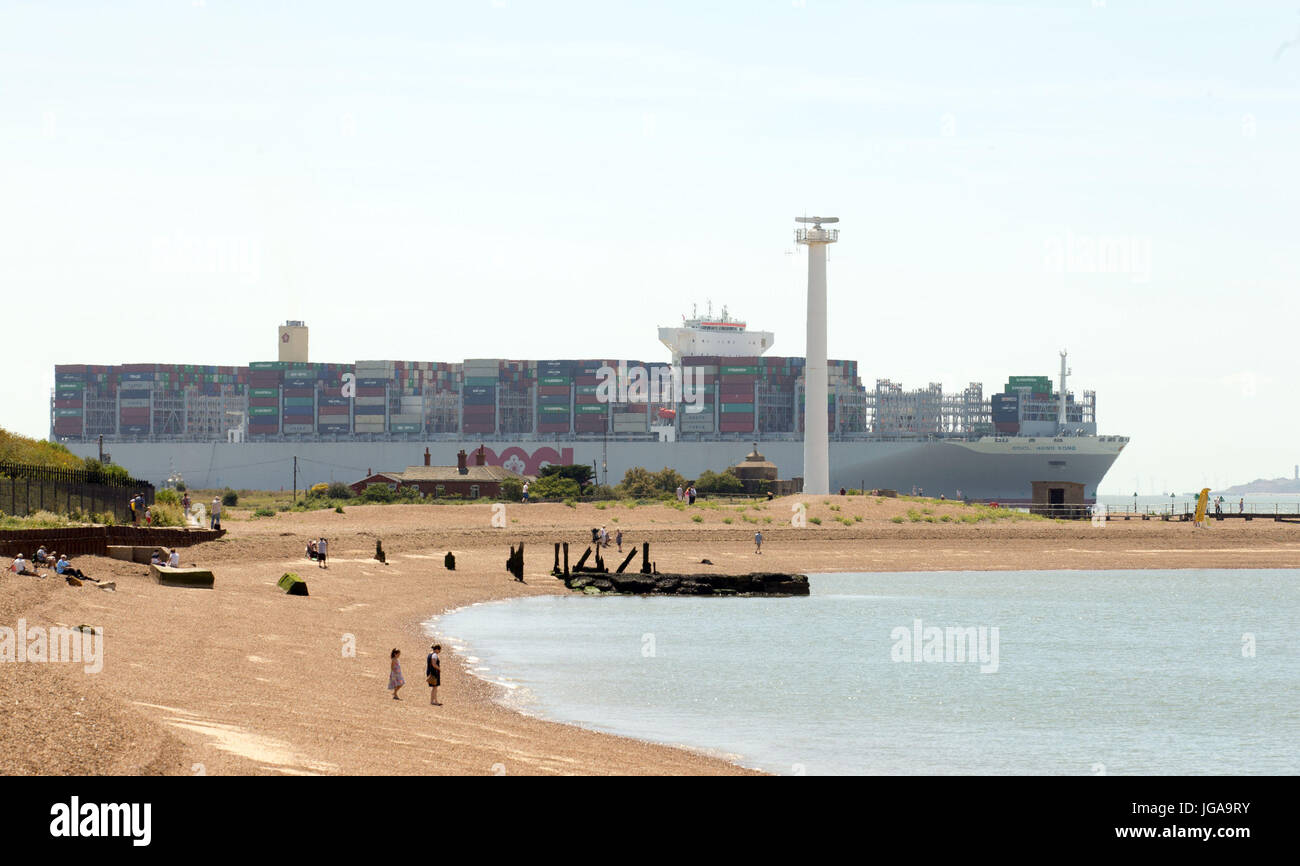 OOCL Hong Kong, the world's largest container ship, which can carry ...