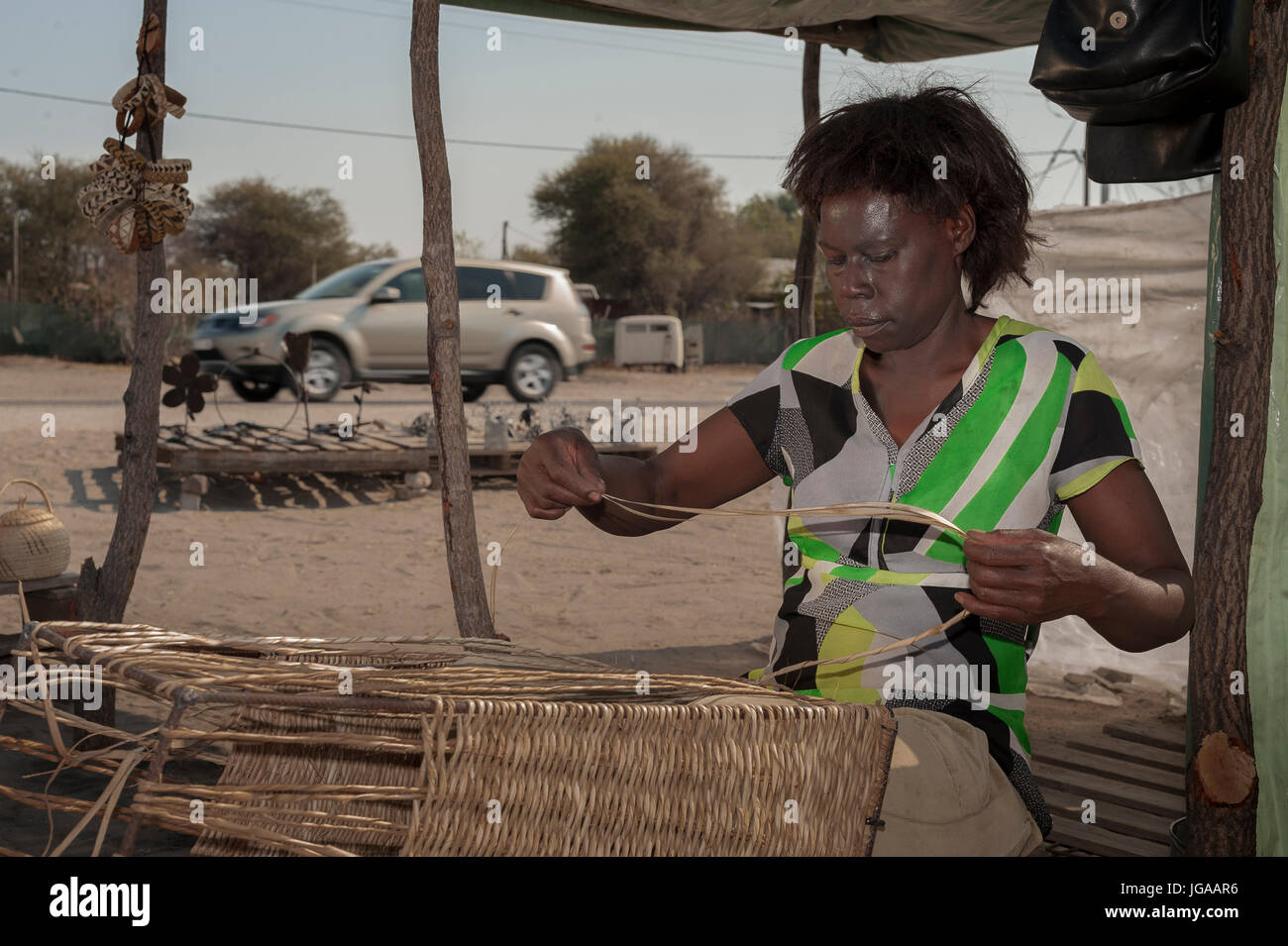 weaving a chair on Sedie road maun botswana Stock Photo - Alamy