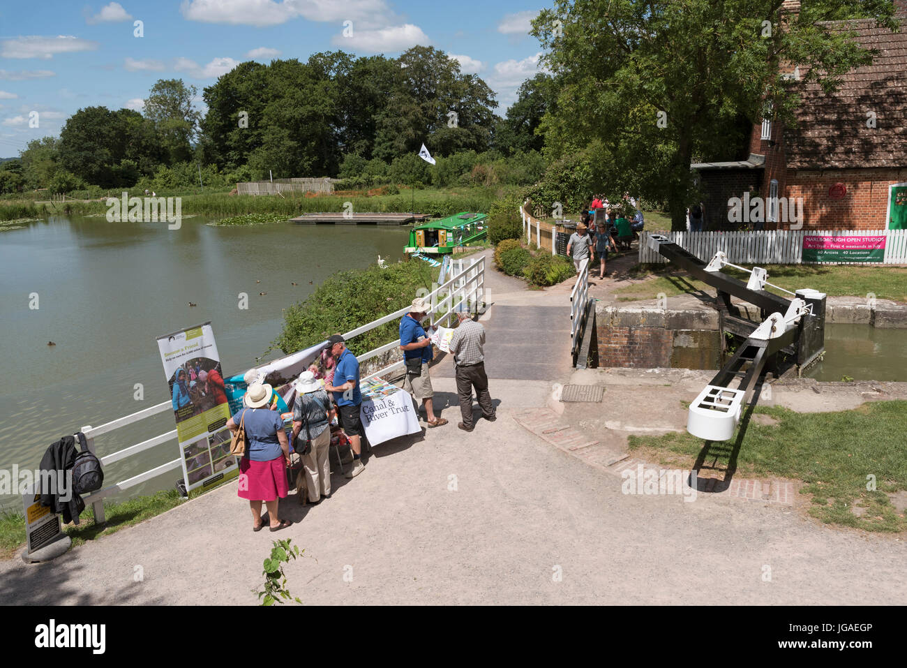Kennet & Avon Canal Devizes Wiltshire England UK. Volunteers of the ...
