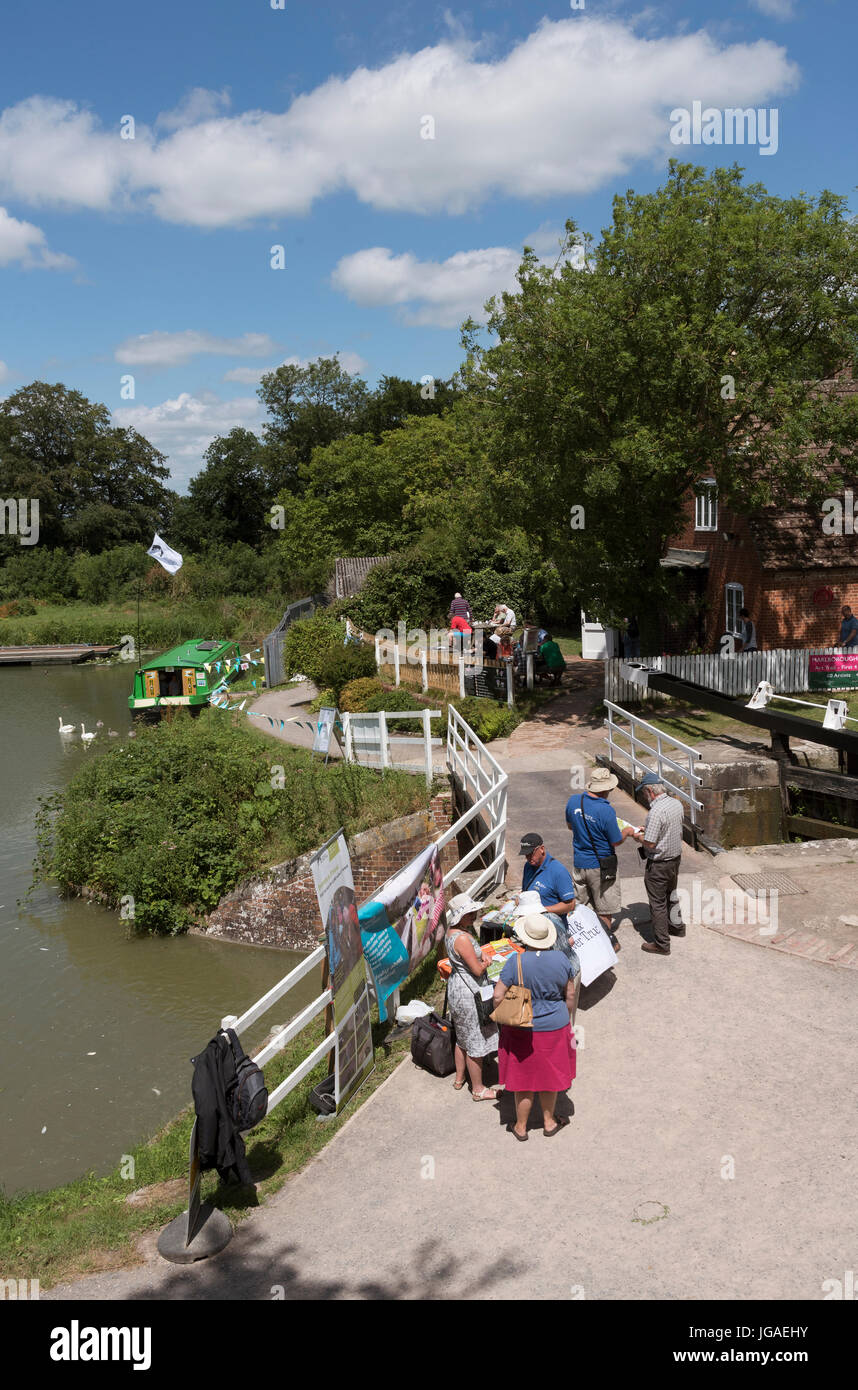 Kennet & Avon Canal Devizes Wiltshire England UK. Volunteers of the ...