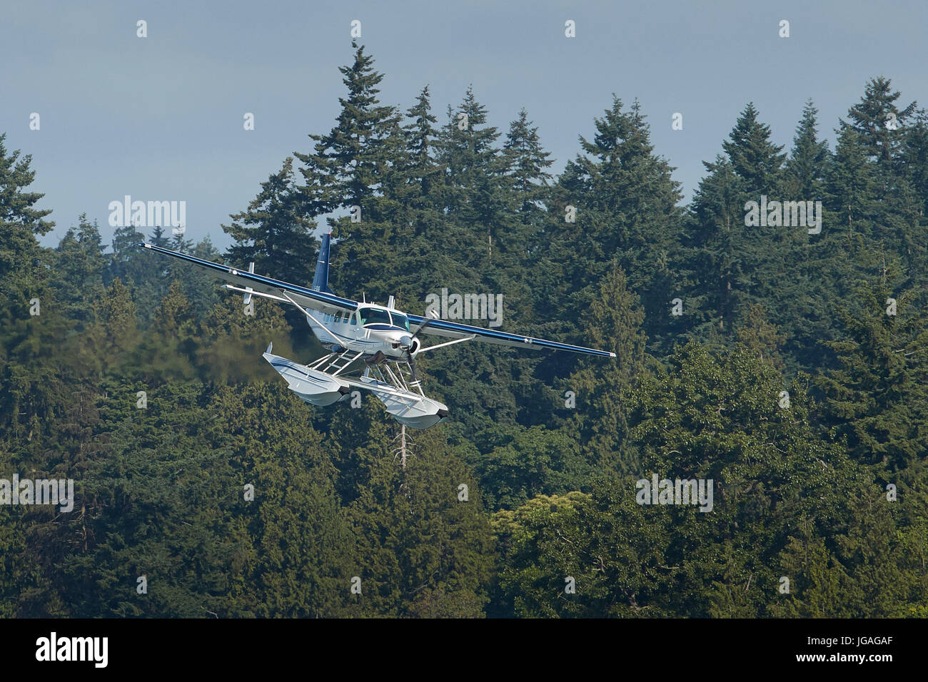 Caravan float plane flying hi-res stock photography and images - Alamy