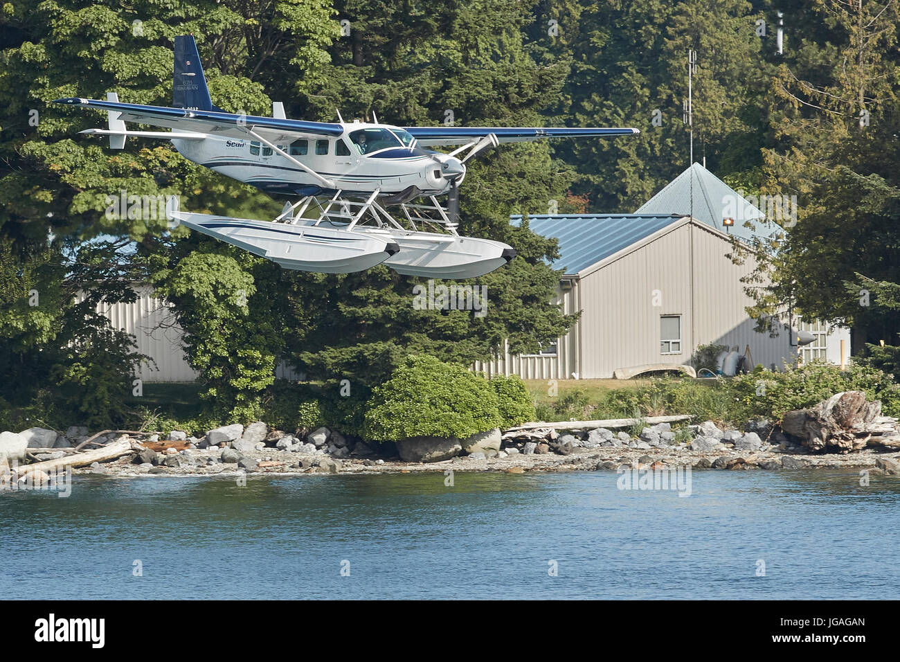 Cessna caravan float plane flying hi-res stock photography and images ...
