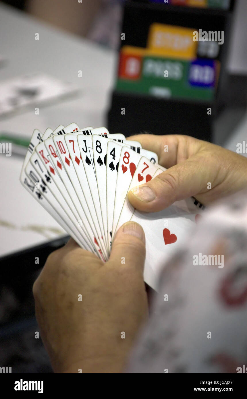 Hand cards bridge hi-res stock photography and images - Alamy
