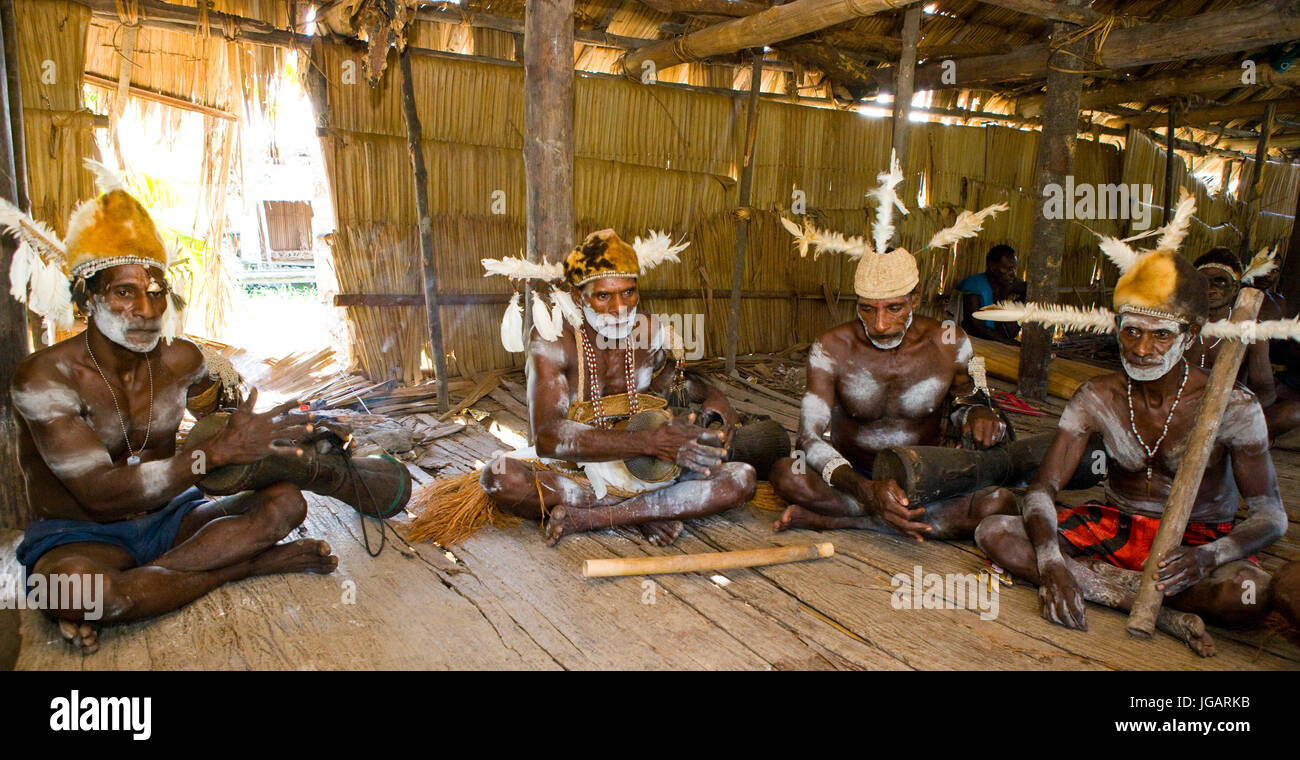 Irian jaya asmat woman papua hi-res stock photography and images - Alamy