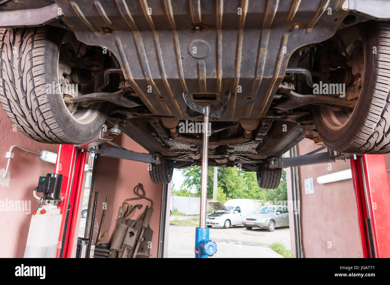 Car on a lift hi-res stock photography and images - Alamy