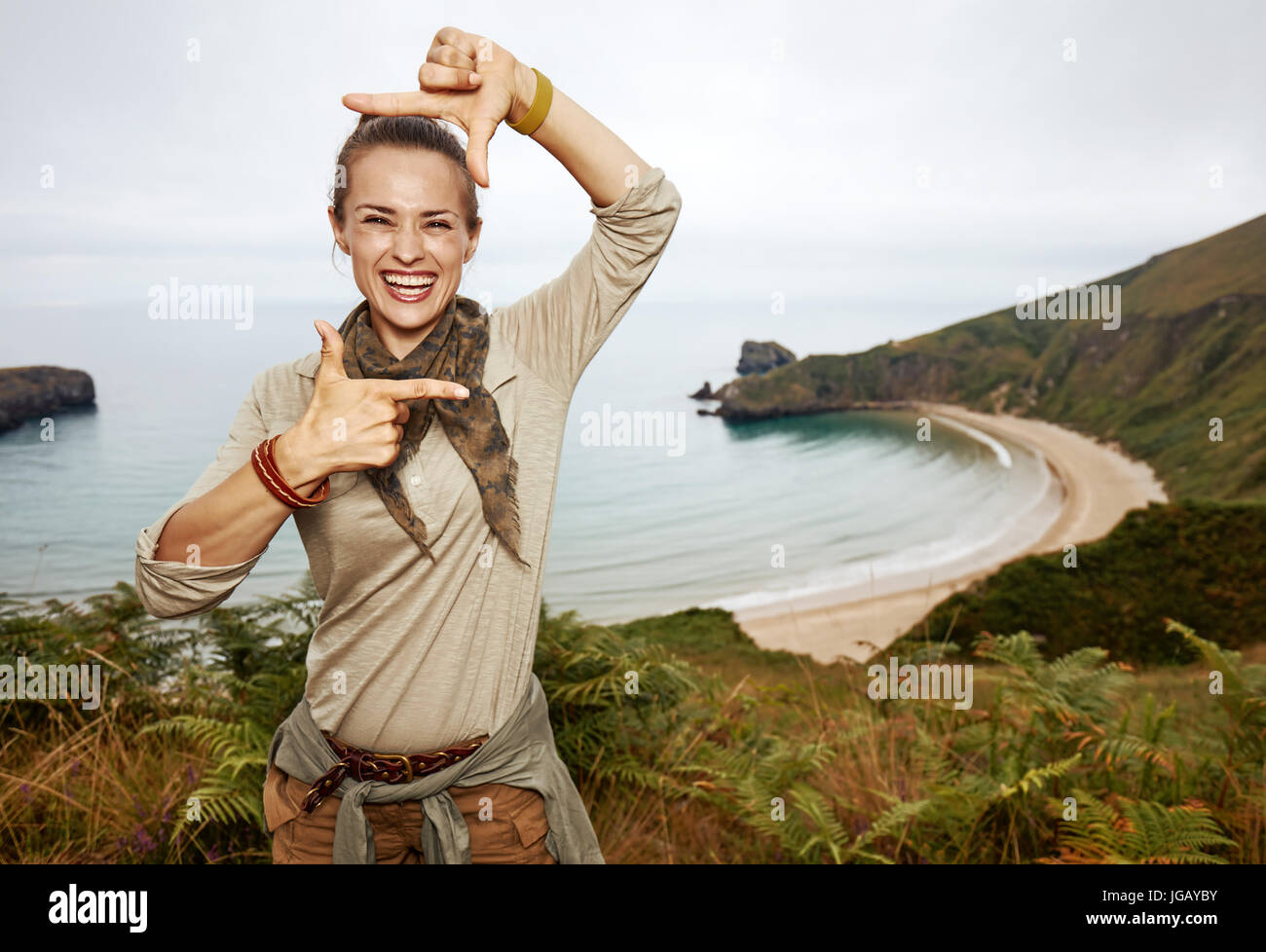 Hands framing landscape hi-res stock photography and images - Alamy
