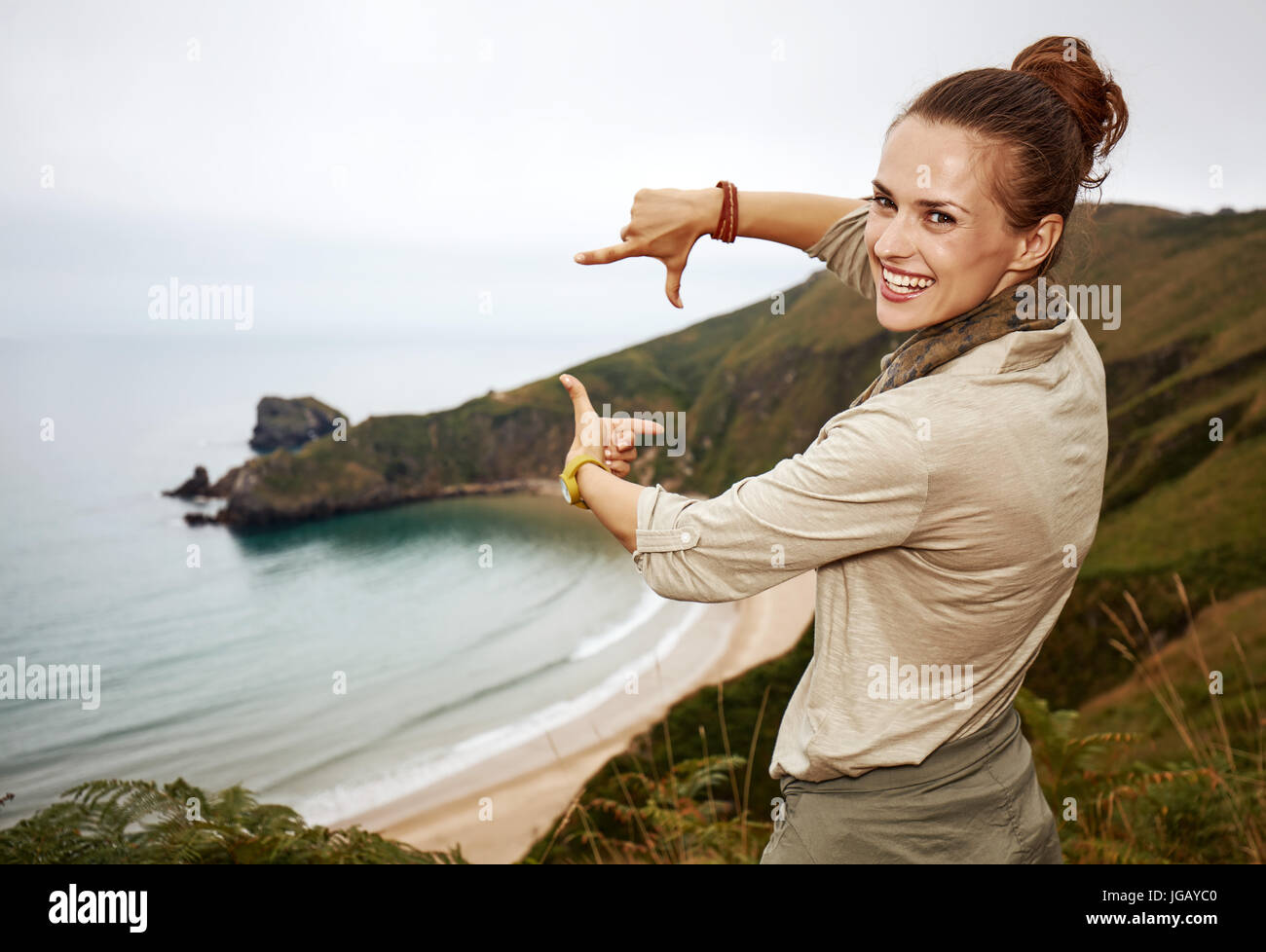 Hands framing landscape hi-res stock photography and images - Alamy
